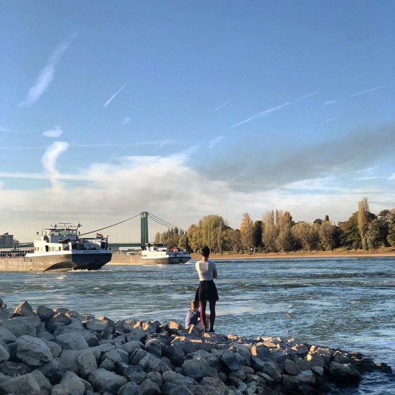 Langs de Rijn kan je heerlijk van de zon genieten! 🌞🌸💦 Misschien een ...